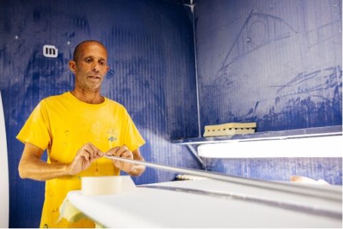A Portuguese surfboard maker clings to work as his life falls apart - Surfd
